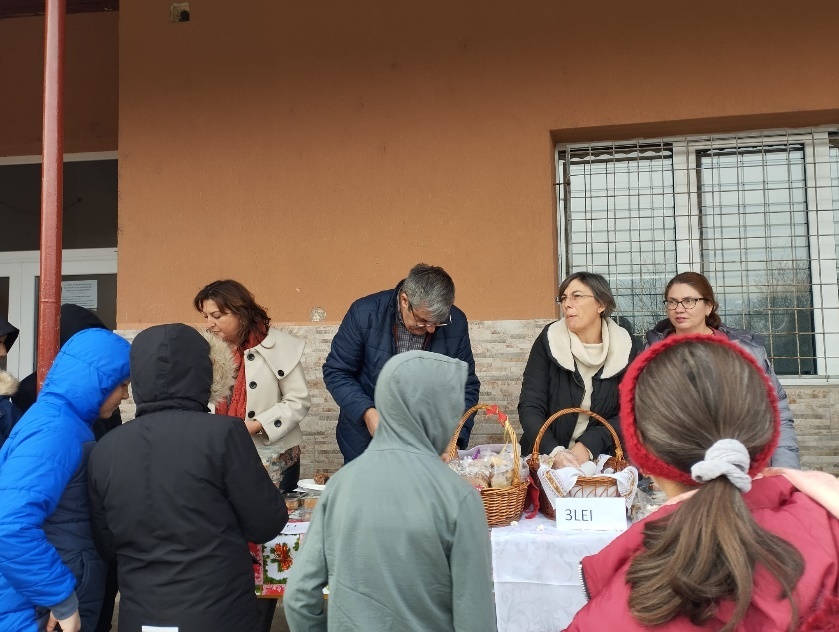TÂRGUL DE BUNĂTĂȚI ORGANIZAT AL TREILEA AN LA RÂND LA ȘCOALA GIMNAZIALĂ ...